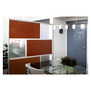 6' Modern Privacy Screen, Cherry Wood & Translucent - Moderne - Salle à ...