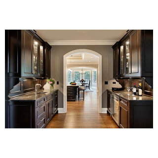 Dark Stained Pass-Through with Wet Bar - Clásico renovado - Comedor ...
