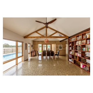 Rammed Earth & Radial Timber in Town - Casa de campo - Comedor ...