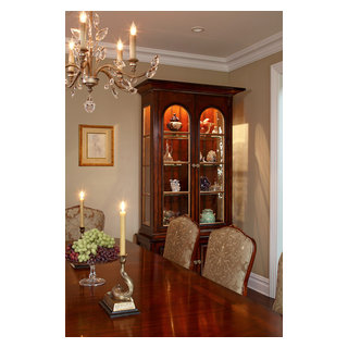 Traditional Dining Room Display Cabinet - Di transizione - Sala da Pranzo - New York - di ...