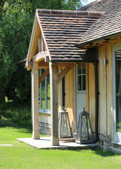 Houzz Tour: Oak and Natural Light Warm Up an English Cottage
