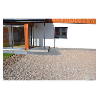 Midnight blue slate paving path and front doorstep - Modern - Entrance ...