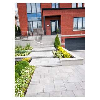 Inviting entrance with sloped driveway - Traditional - Entry - Montreal ...