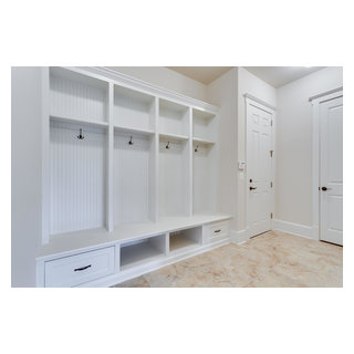 Mudroom w/ Custom Built Cubbies - Clásico - Entrada - Washington D. C ...