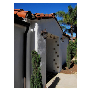 A petite Spanish Style Entry to a Santa Barbara historic home ...