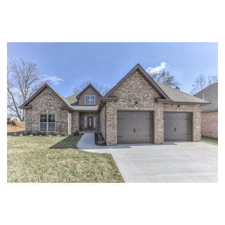 All Brick Ranch Home in Gated Community - Klassisch - Häuser ...