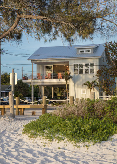 Houzz Tour: From Ramshackle Beach Shack to Storm-Resilient House