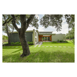BECKER HOUSE - Midcentury - Exterior - Austin - by OSCAR E. FLORES ...