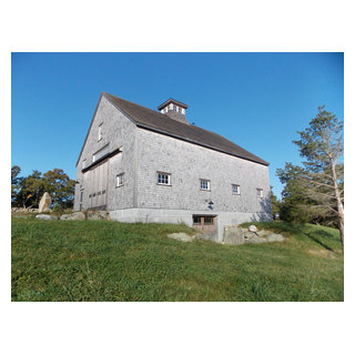 Cape Cod Gable Entry Barn - Rustikal - Häuser - Burlington - von The ...