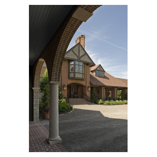 Country House - Front entry from garage arched overhang - Traditional ...