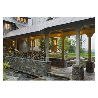 Covered entry between the garage and the main entrance - Classico - Facciata - Burlington - di ...