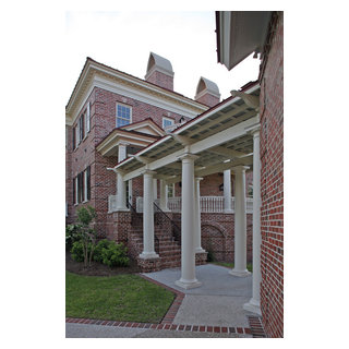 Covered trellis connector between Garage and Main House - Traditional ...