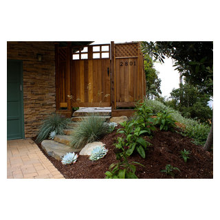 Entry at Prairie Style Home with Award Winning Landscape - Contemporain ...