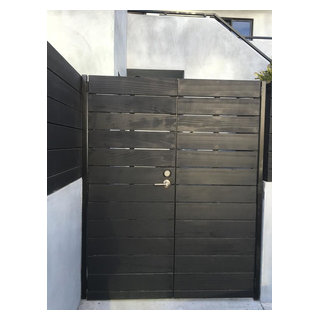Entry Gate with Wall Toppers - Modern - Häuser - Los Angeles - von ...