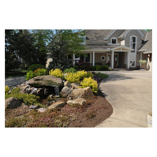 Front Entrance Landscape Design - Façade - Cleveland - par Green ...