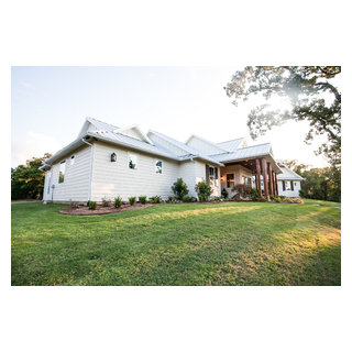 Front Porch Farmhouse - Farmhouse - Exterior - Dallas - by Noble ...