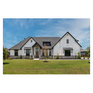 Modern Farmhouse on 1-acre lot - Farmhouse - Exterior - Dallas - by ...