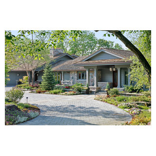 private residence exterior view and driveway - Clásico - Fachada ...