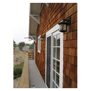 Semi-transparent stain on cedar shingle house - Classique - Façade ...