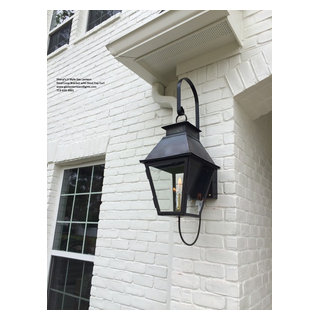Sheryl's V Style Gas Lantern on Steel Loop Bracket - Klassisch - Häuser ...