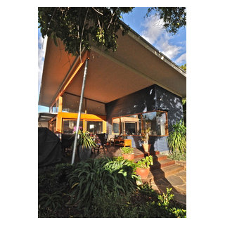 Single fronted villa with an extensive rear addition - Modern ...