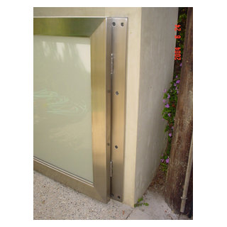 Stainless Steel Entry Gate with Frosted Glass - Modern - Häuser ...
