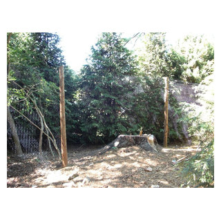 Steel Hex Web Deer Fence with Bark-On Cedar Posts - Classique - Façade ...