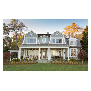 Traditional shingle style waterfront home - Stile Marinaro - Facciata ...