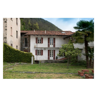 Due facciate una casa sola stile primo novecento - Country - Facciata ...