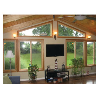 Conservative Gable Room - トラディショナル - ファミリールーム - ボストン - SunRoomLiving ...