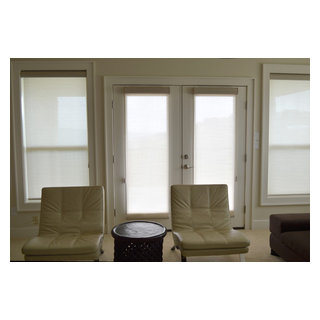 Roller Shades in a Modern Home in Austin - Moderno - Salotto - Austin ...