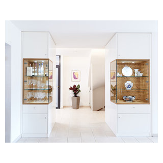 Raumteiler mit Glasvitrinen. - Contemporary - Hall - Dusseldorf - by ...