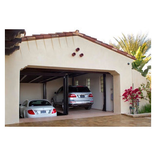Custom car lift in California garage - Mediterráneo - Garaje - Los ...