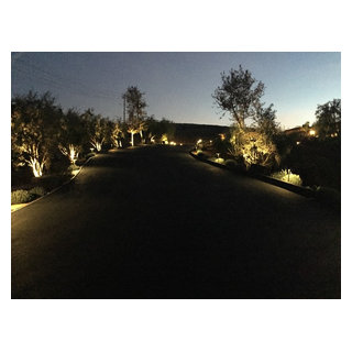 Grand driveway entrance lighting - Contemporary - Garage - Los Angeles ...