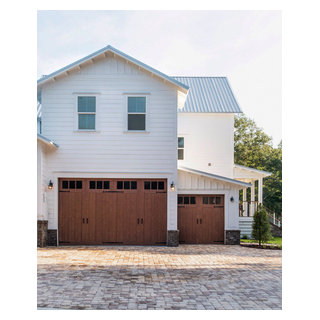 JettSet Farmhouse - Farmhouse - Garage - Jacksonville - by Clopay | Houzz