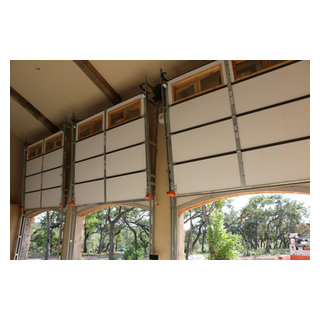 Vertical-lift real-wood overhead garage doors - Klassisch - Garage ...