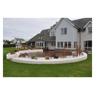 Curved planters in crisp white render topped with white pebbles ...