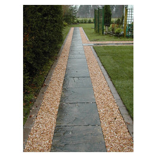 Heritage paving with drivesett kerb edge surrounded by quartz gravel ...