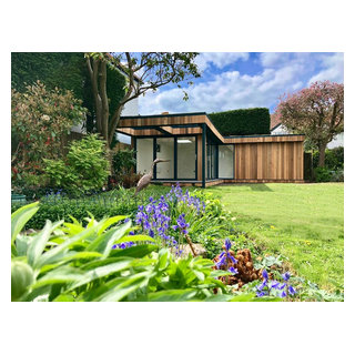 Large family garden room with custom overhang - Contemporary ...