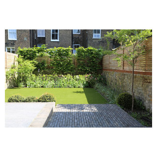 Small garden in Maida Vale with clay pavers, blue stone and iroko ...