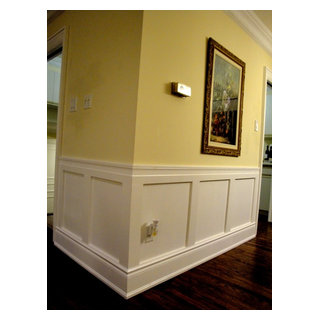 Panel wainscoting: shaker style wainscoting - Couloir - Toronto - par ...