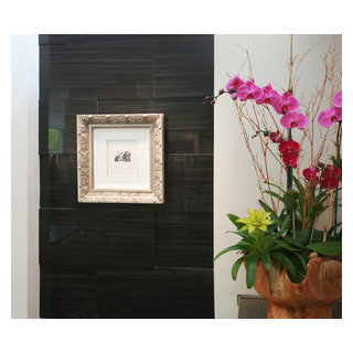 Zanzibar Polished Wood-Grain Marble Tile Wall - Ecléctico - Recibidor y ...