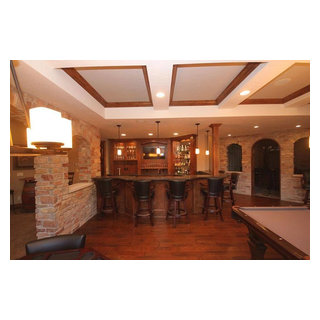 Lower Level Bar & Wine Cellar - Classique - Bar de Salon - Milwaukee ...