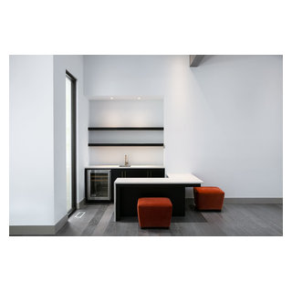 Modern White Wet Bar - Moderno - Bar en casa - Oklahoma City - de ...