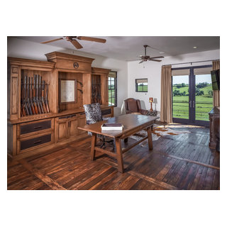 Ranch - Rustic - Home Office - Houston - by Thompson Custom Homes | Houzz