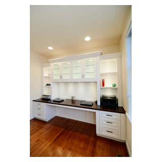 Traditional White Painted Maple Built-in Desk - Clásico - Despacho ...