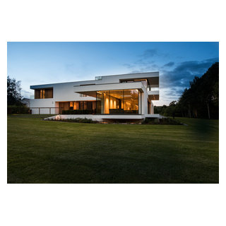 An elegant villa with cantilevering forms, overlooking the River Clyde ...