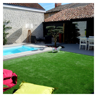 Aménagement d'un jardin avec terrasse bois et gazon synthètique ...