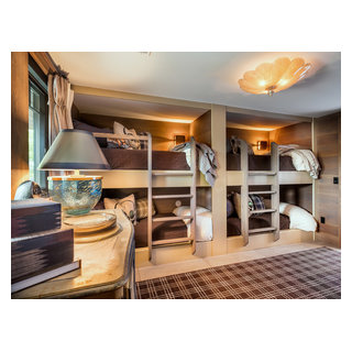 Children's room with custom bunk beds to accommodate guests - Rustic ...