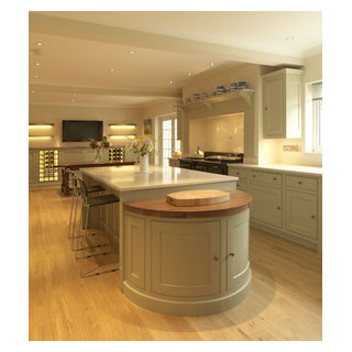 A Traditional Country Kitchen - Traditional - Kitchen - Hampshire - by ...